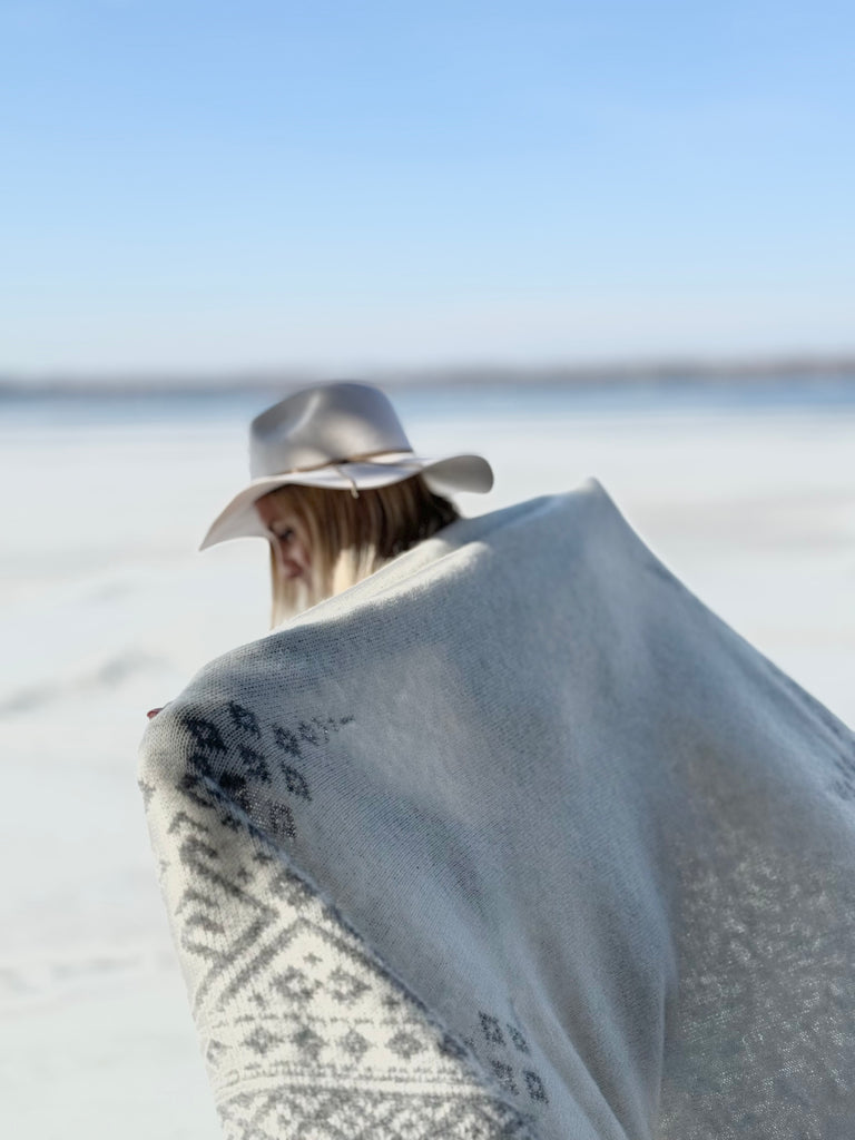 “Embroidered” [Icelandic Lambswool Blanket] Ash + Ivory – Koxahnn Heim